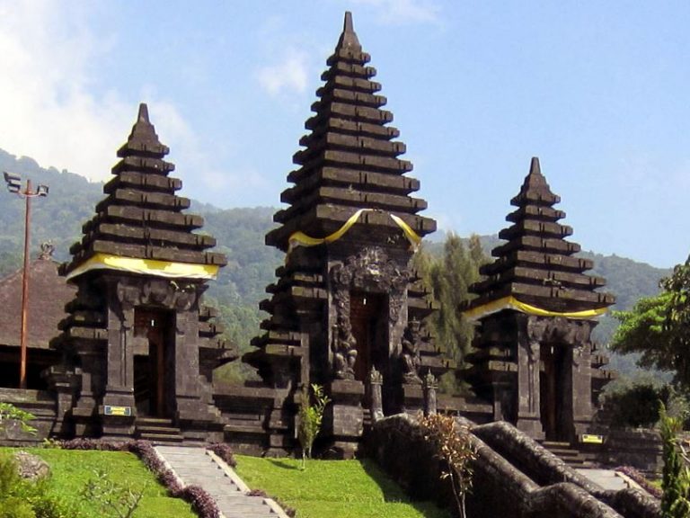 Pura Parahyangan Agung Jagatkarta dengan Latar Belakang Gunung Salak ...